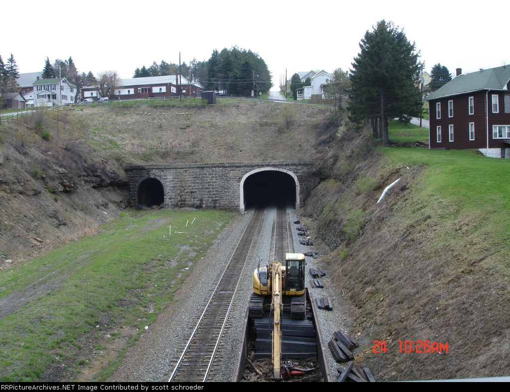 MOW Equipment atop a Gondola WB on NS Train SD3